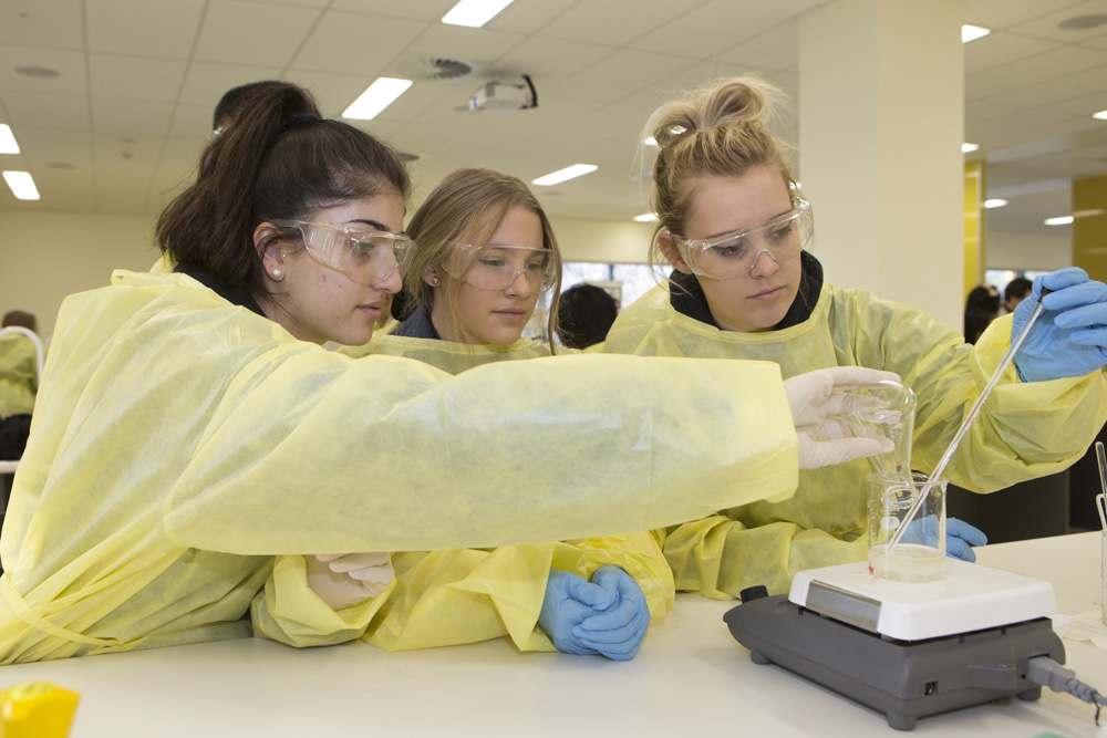 College students experience IT and science at UC - University of Canberra